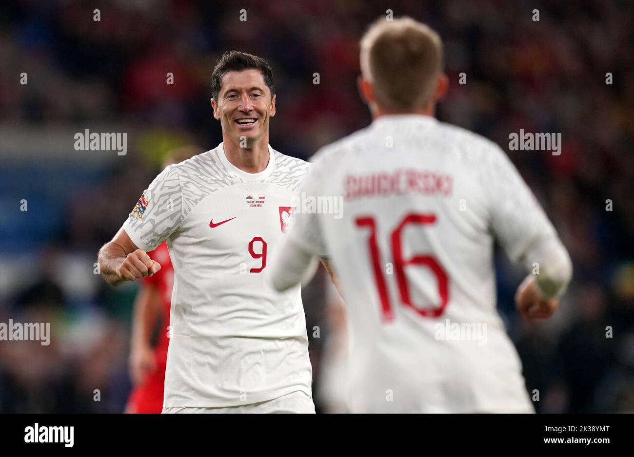 Robert Lewandowski (à gauche) célèbre avec son attaquant Karol ...