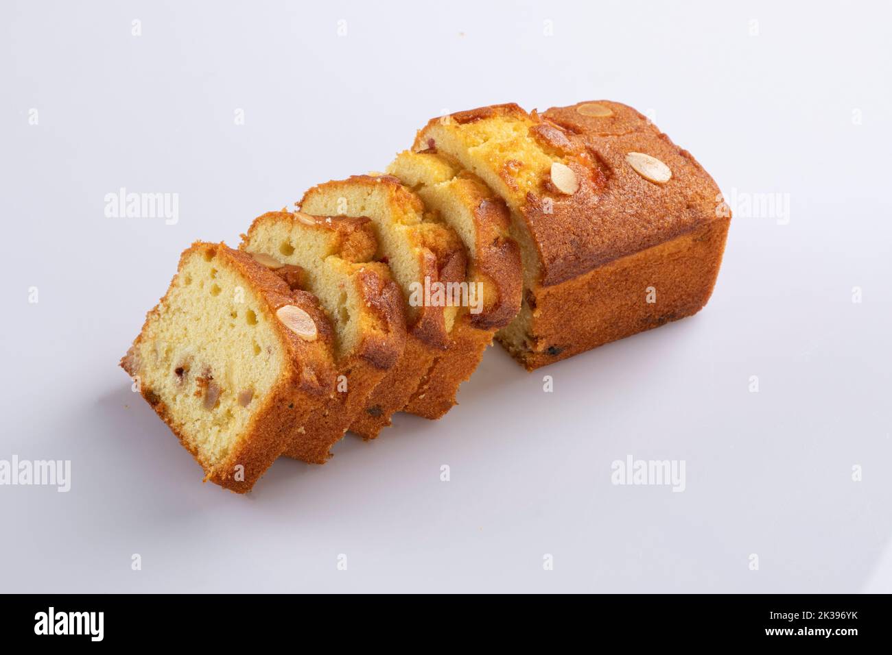 Gâteau au beurre humide coupé en tranches, isolé sur fond blanc ...