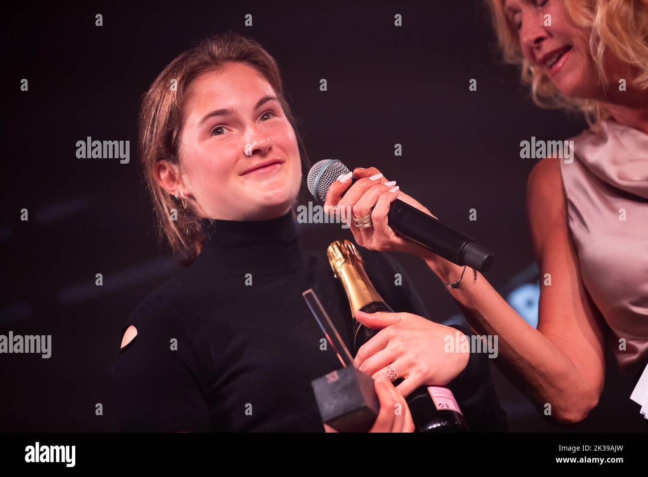 La vedette montante Helene Brasseur en Belgique, photographiée au cours ...