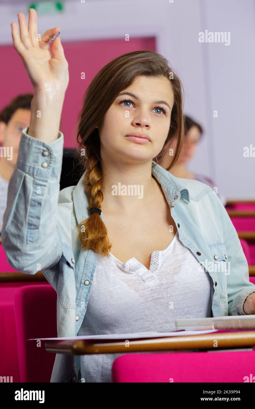Lever la main en classe enfant Banque de photographies et d’images à haute résolution - Alamy