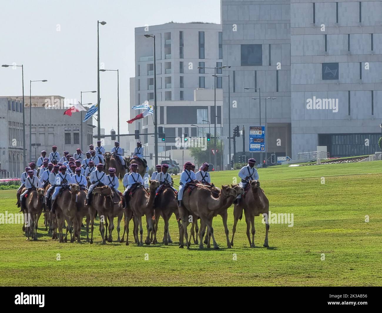 Police à dos de chameau dans des vêtements traditionnels à Doha, au ...