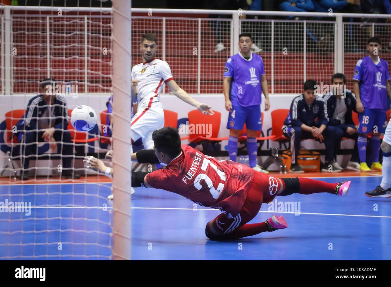 Benjamin Fuentes (No.27) de U. Catolica de Chile vu en action pendant ...