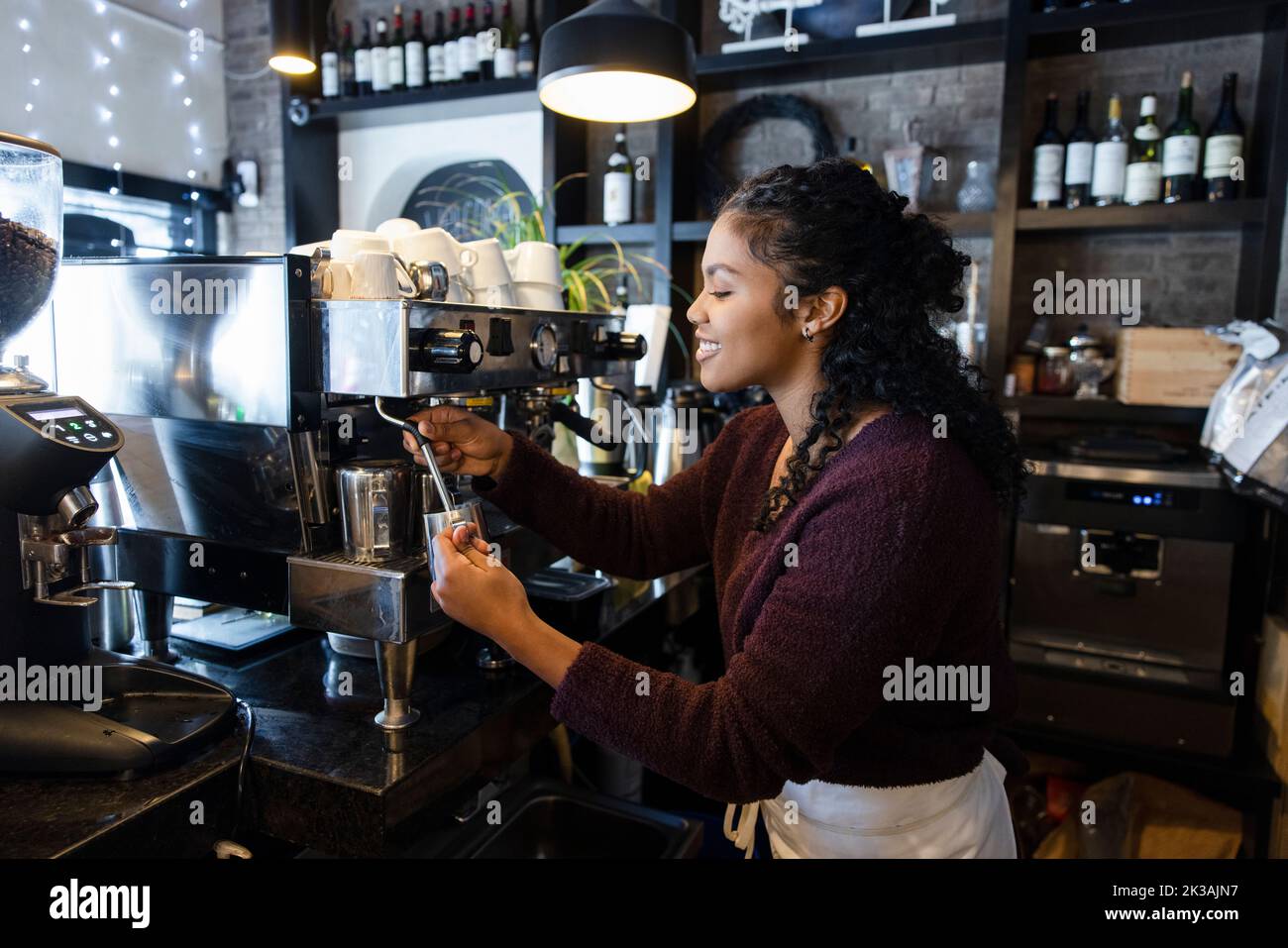 Un barista joyeux prépare des boissons avec une machine à café au ...