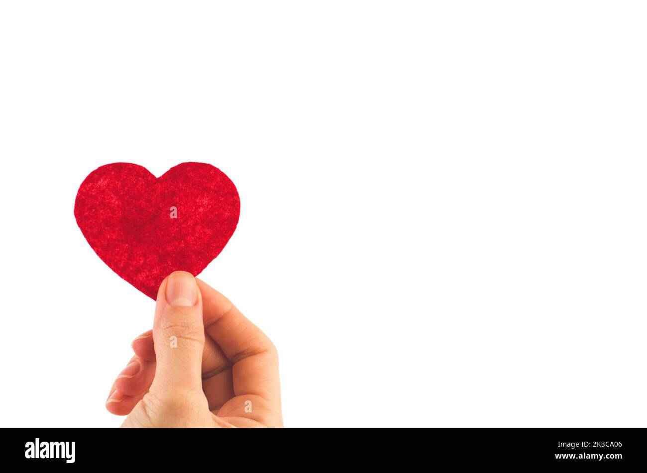 Petit coeur rouge dans la main femelle, journée mondiale du coeur ...