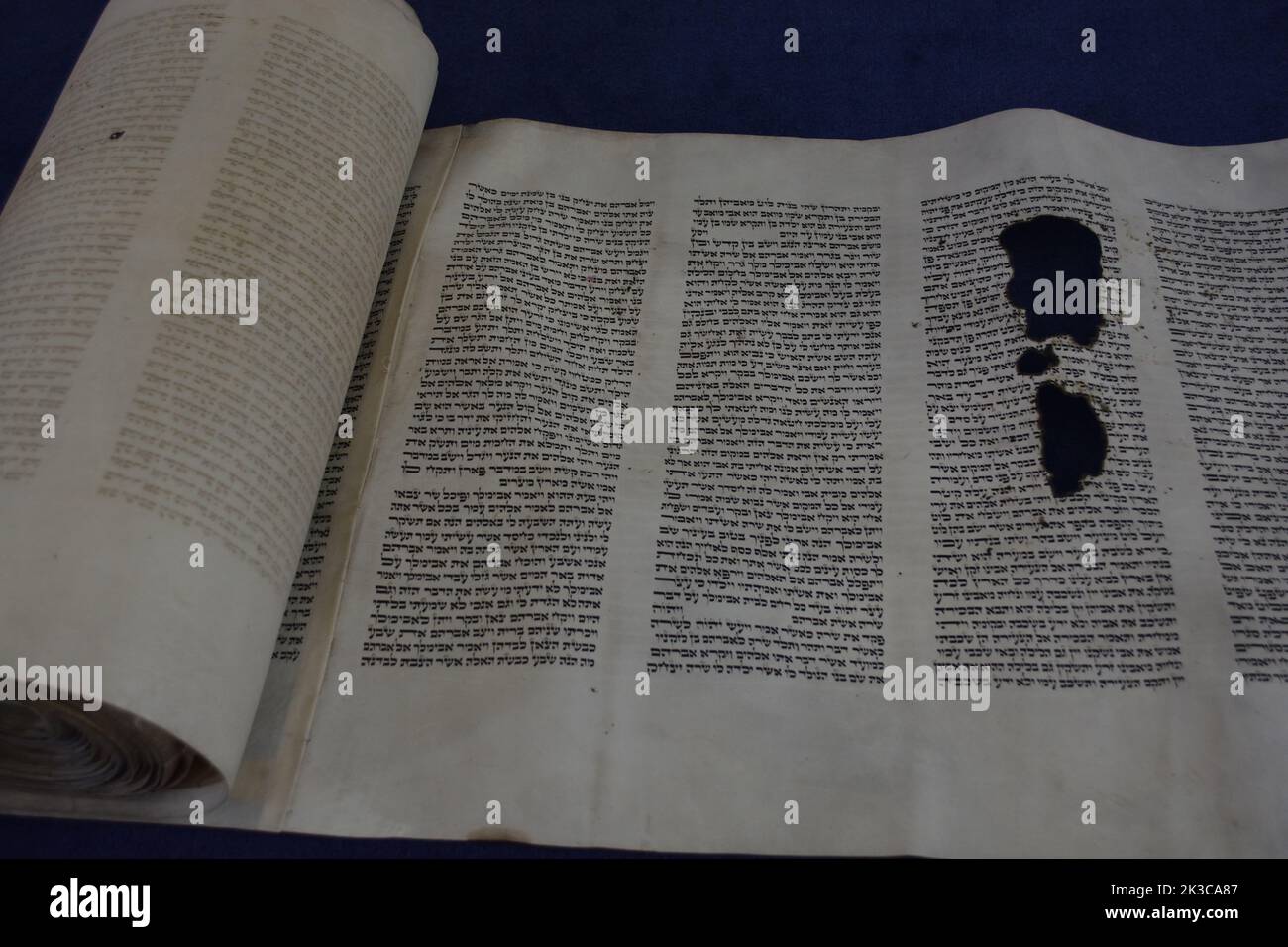 Freudental, Synagogue : livre de voluez Old torah gros plan. Peuple ...