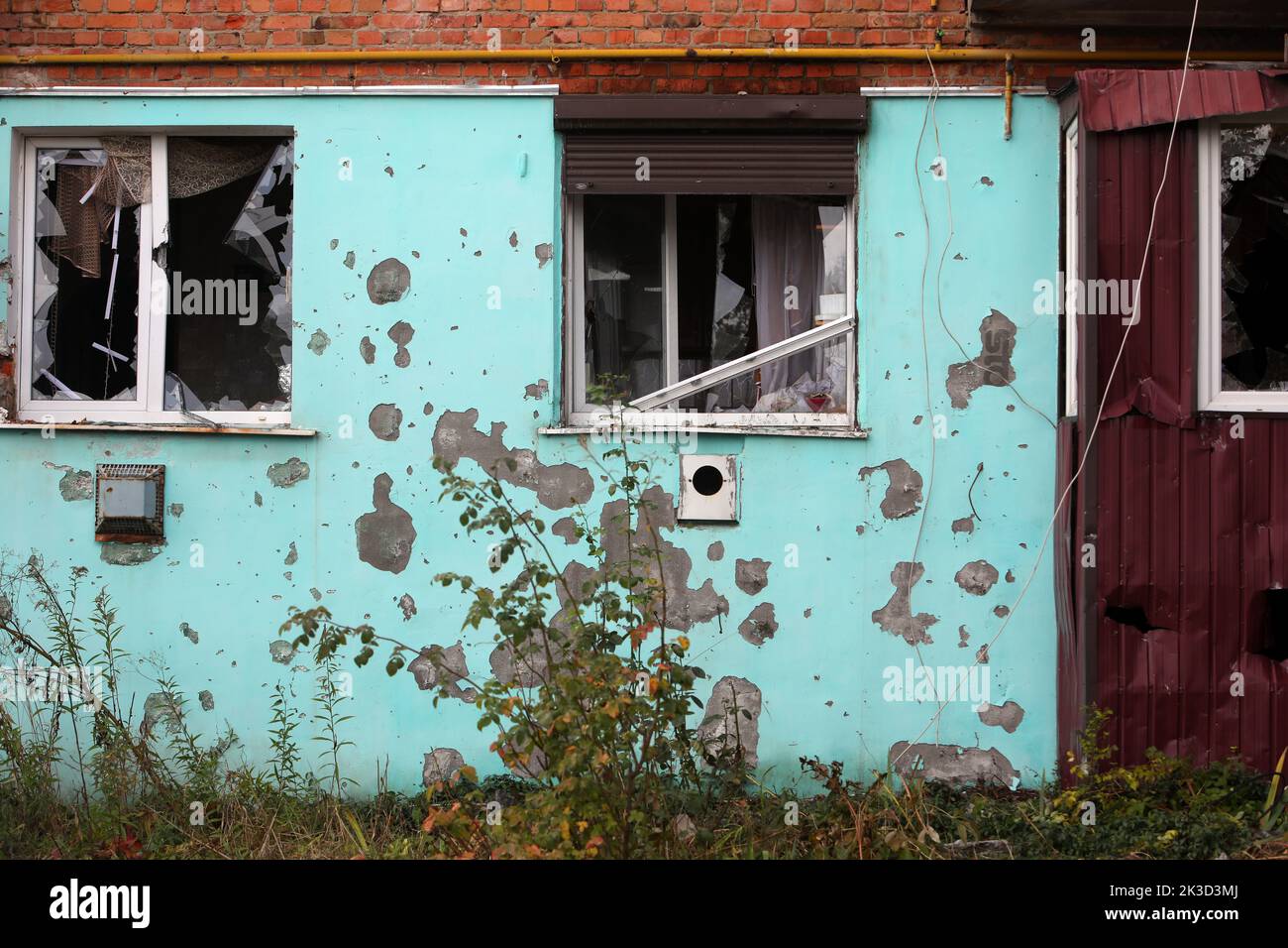 LYPTSI, UKRAINE - 24 SEPTEMBRE 2022 - Un bâtiment endommagé est ...