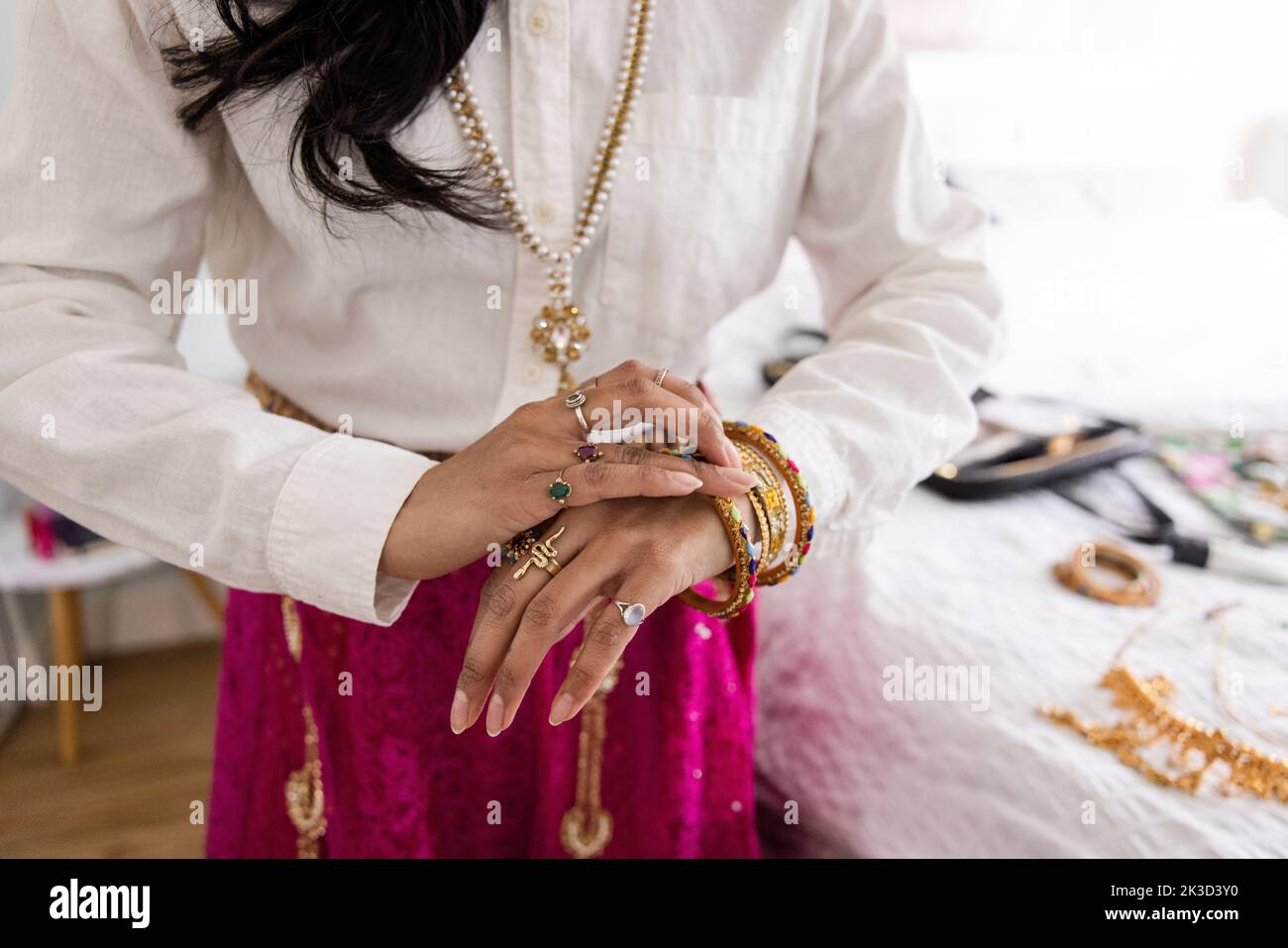 Gros plan, femme, mettre, bagues, bracelets Banque de photographies et ...