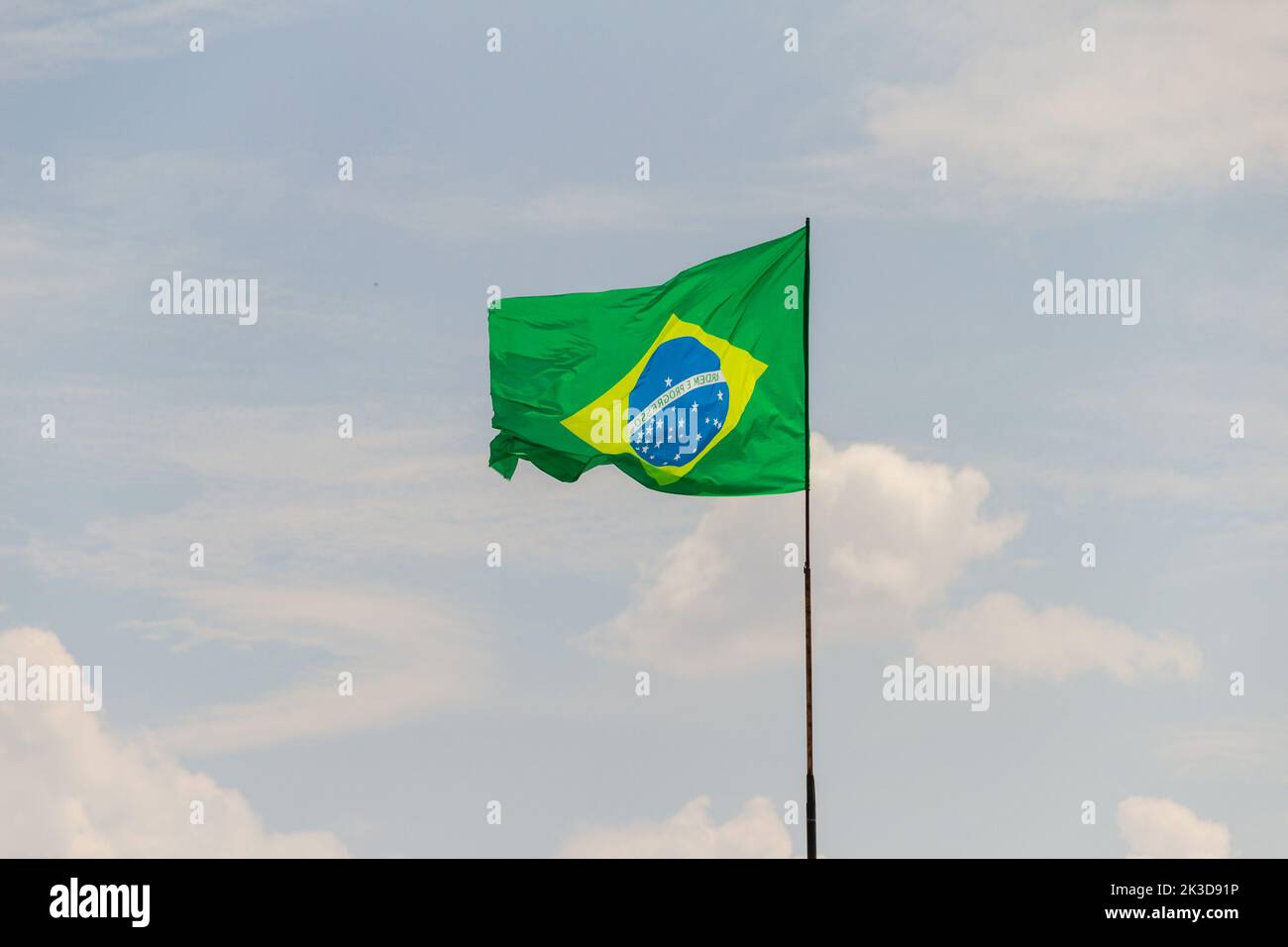 Goias, Brésil – 25 septembre 2022 : drapeau du Brésil volant et ...