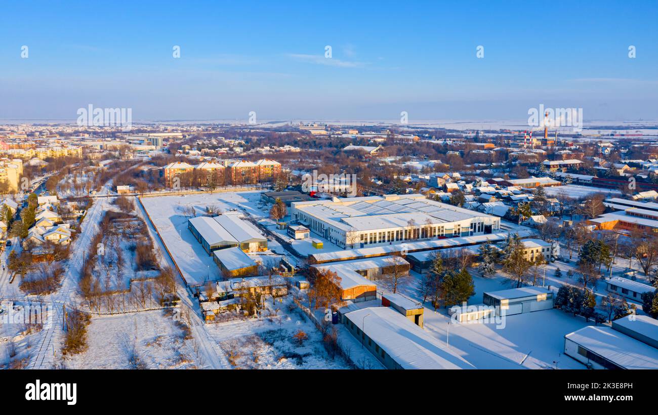 Vue ci-dessus sur le complexe industriel de peuplement, les cheminées ...