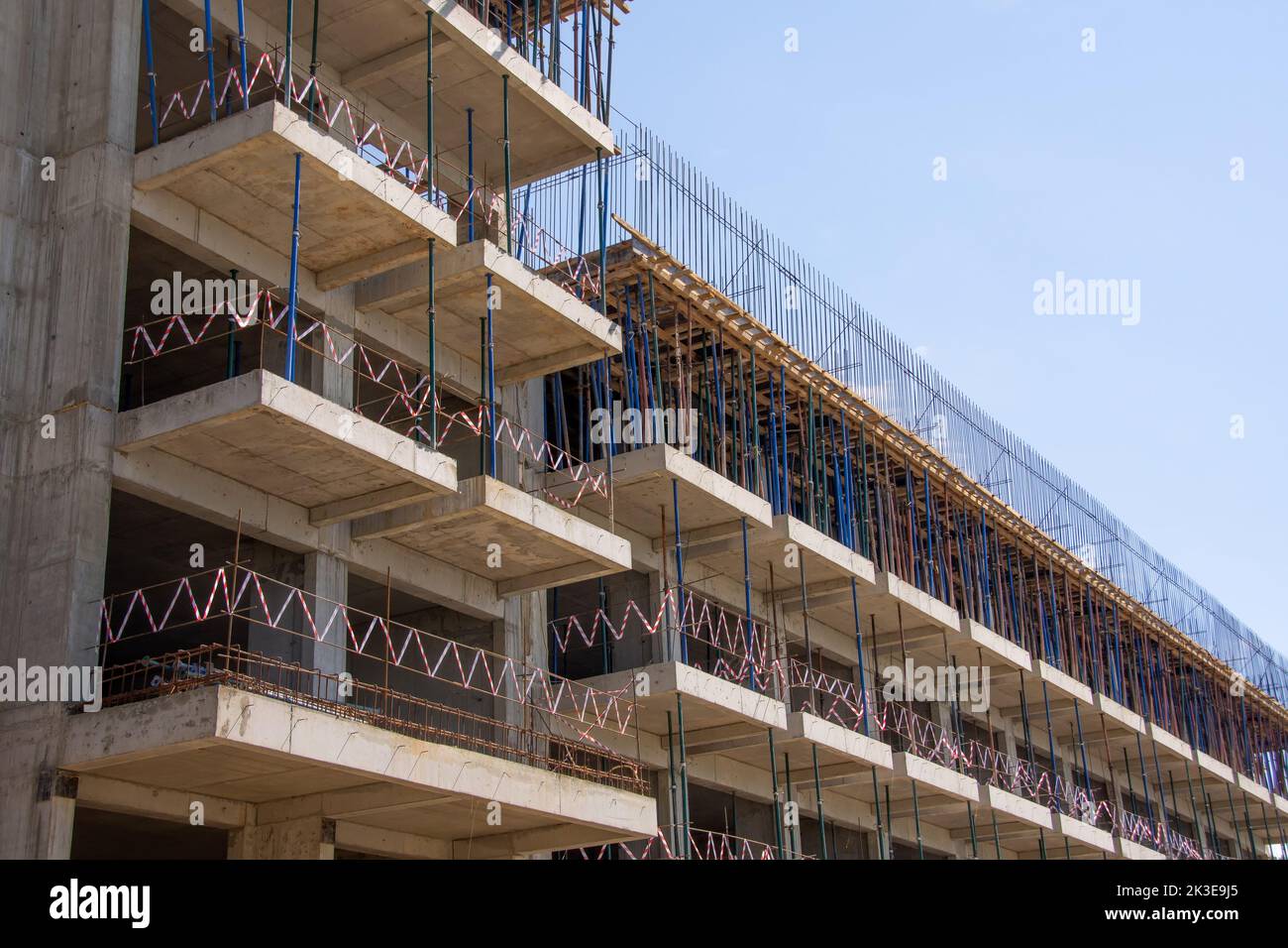 Maison monolithique en construction. Éléments de coffrage en bois pour ...