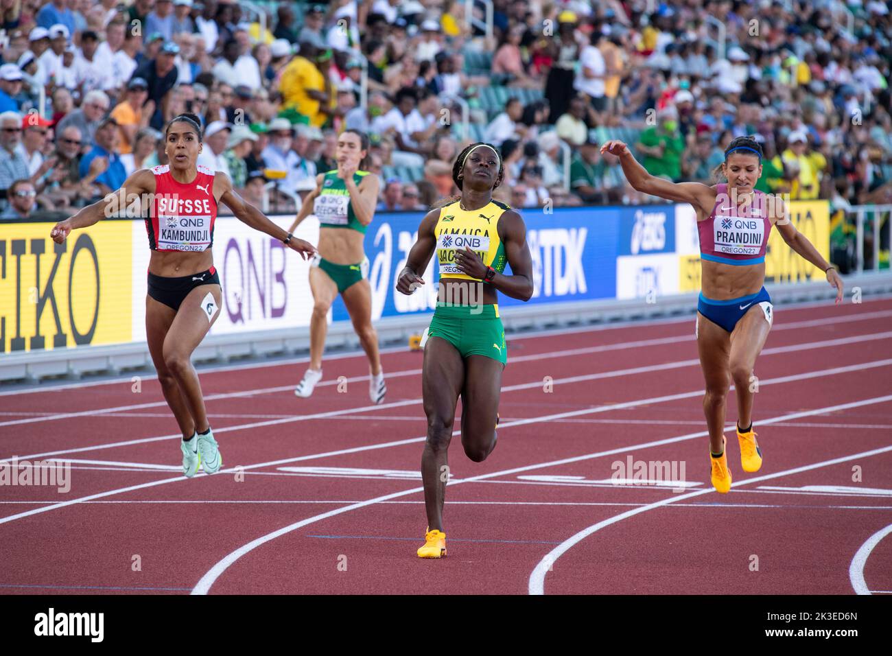 Mujinga Kambundji de Suisse et Shericka Jackson de Jamaïque participant ...