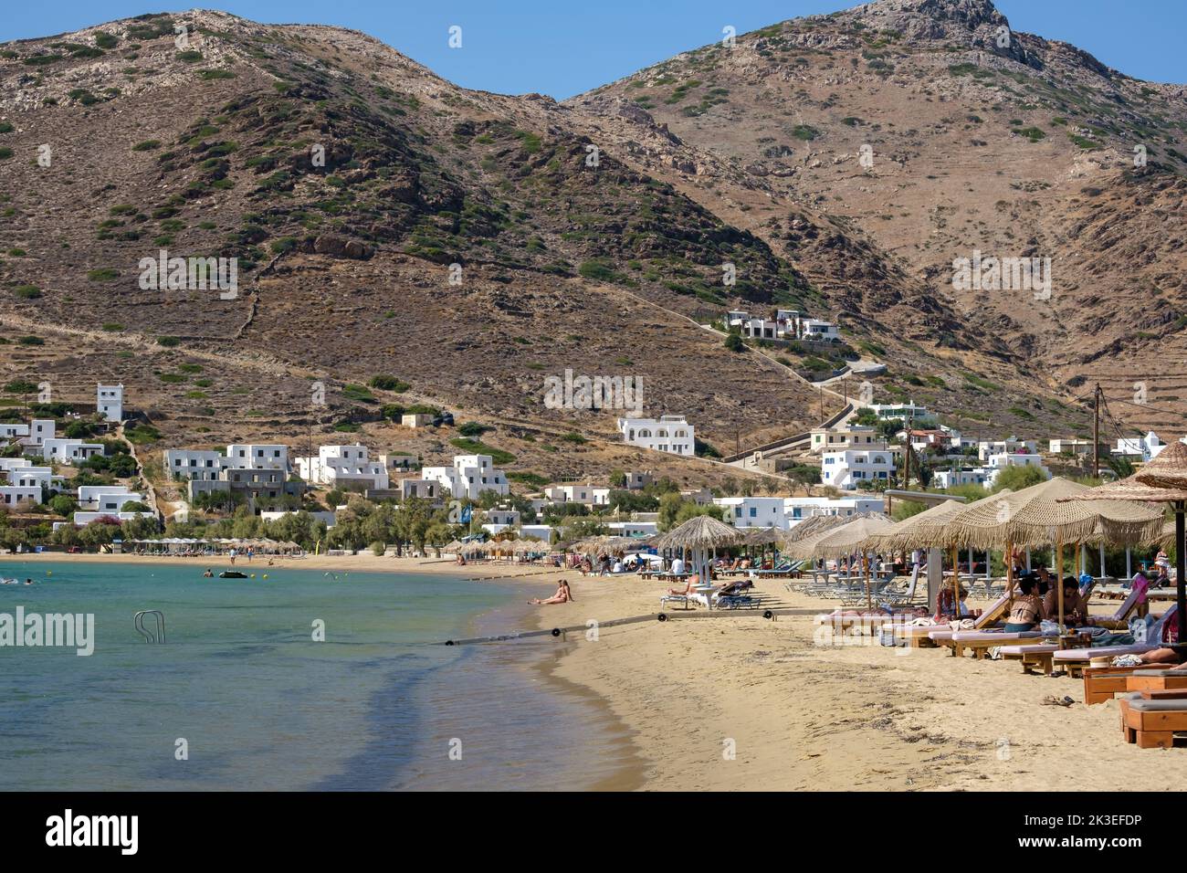 IOS, Grèce - 11 septembre, 2022 : la plage de sable populaire et belle ...