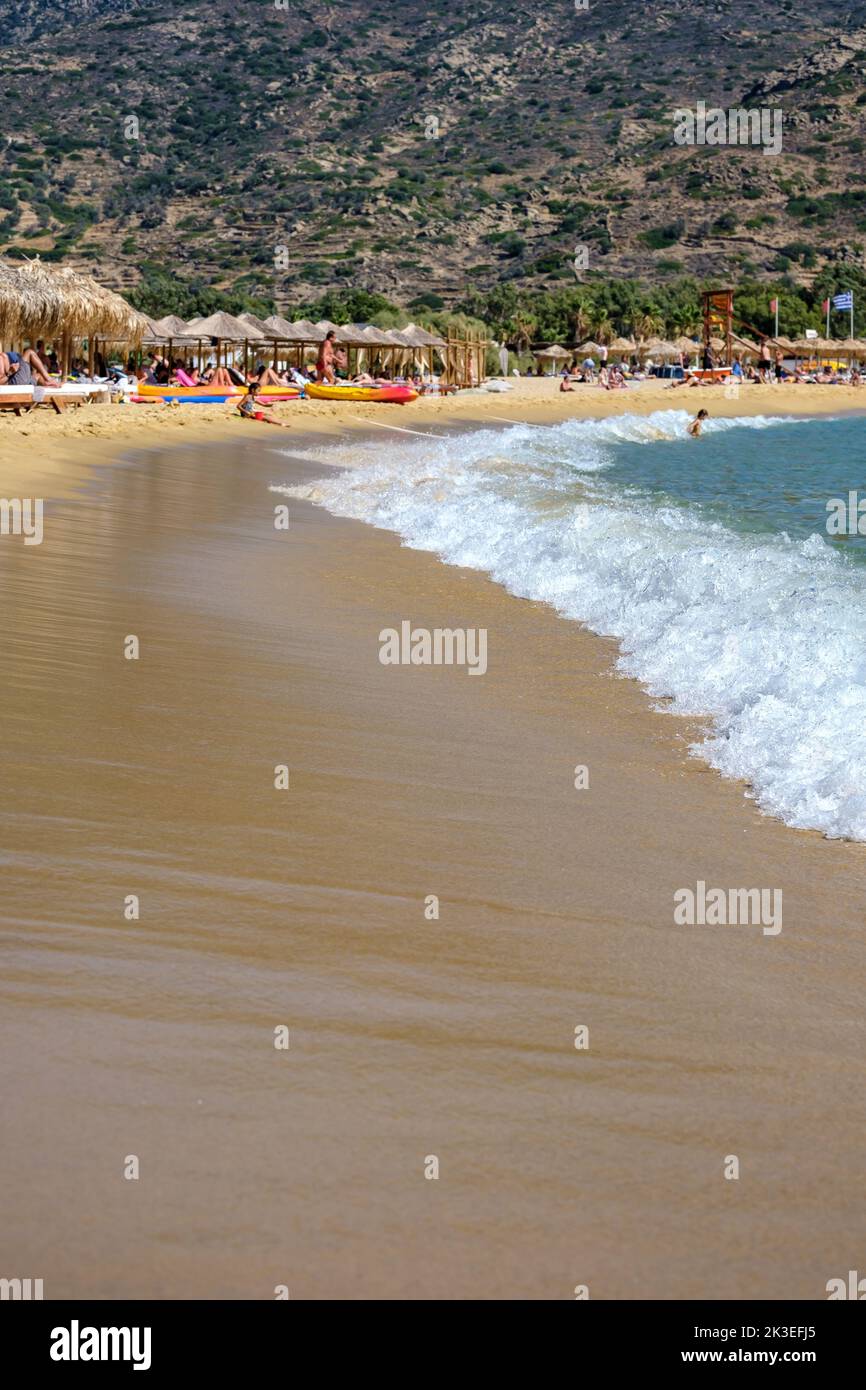 IOS, Grèce - 11 septembre 2022 : la plage de sable populaire et belle ...
