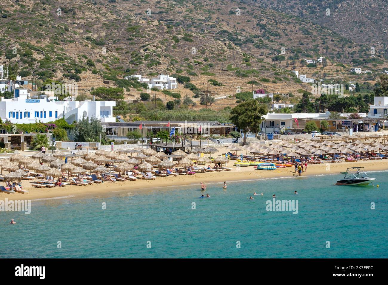 IOS, Grèce - 11 septembre 2022 : la plage de sable populaire et belle ...