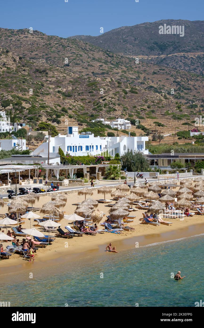IOS, Grèce - 11 septembre 2022 : la plage de sable populaire et belle ...