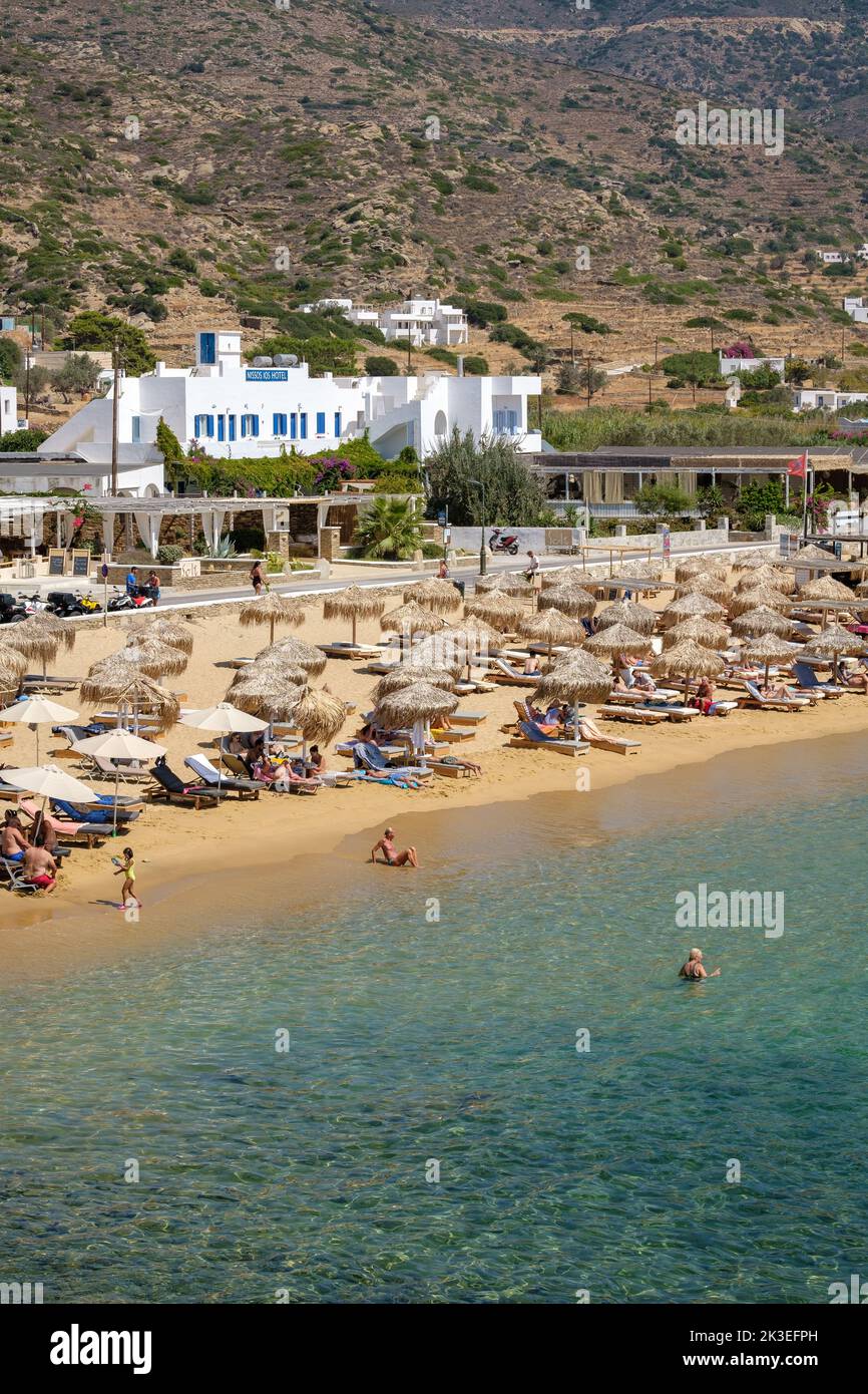IOS, Grèce - 11 septembre 2022 : la plage de sable populaire et belle ...