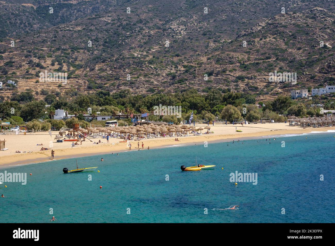 IOS, Grèce - 11 septembre 2022 : la plage de sable populaire et belle ...