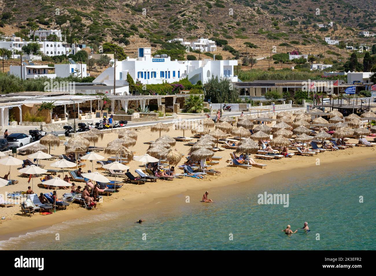 IOS, Grèce - 11 septembre 2022 : la plage de sable populaire et belle ...