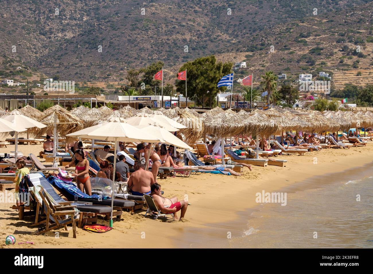 IOS, Grèce - 11 septembre 2022 : la plage de sable populaire et belle ...