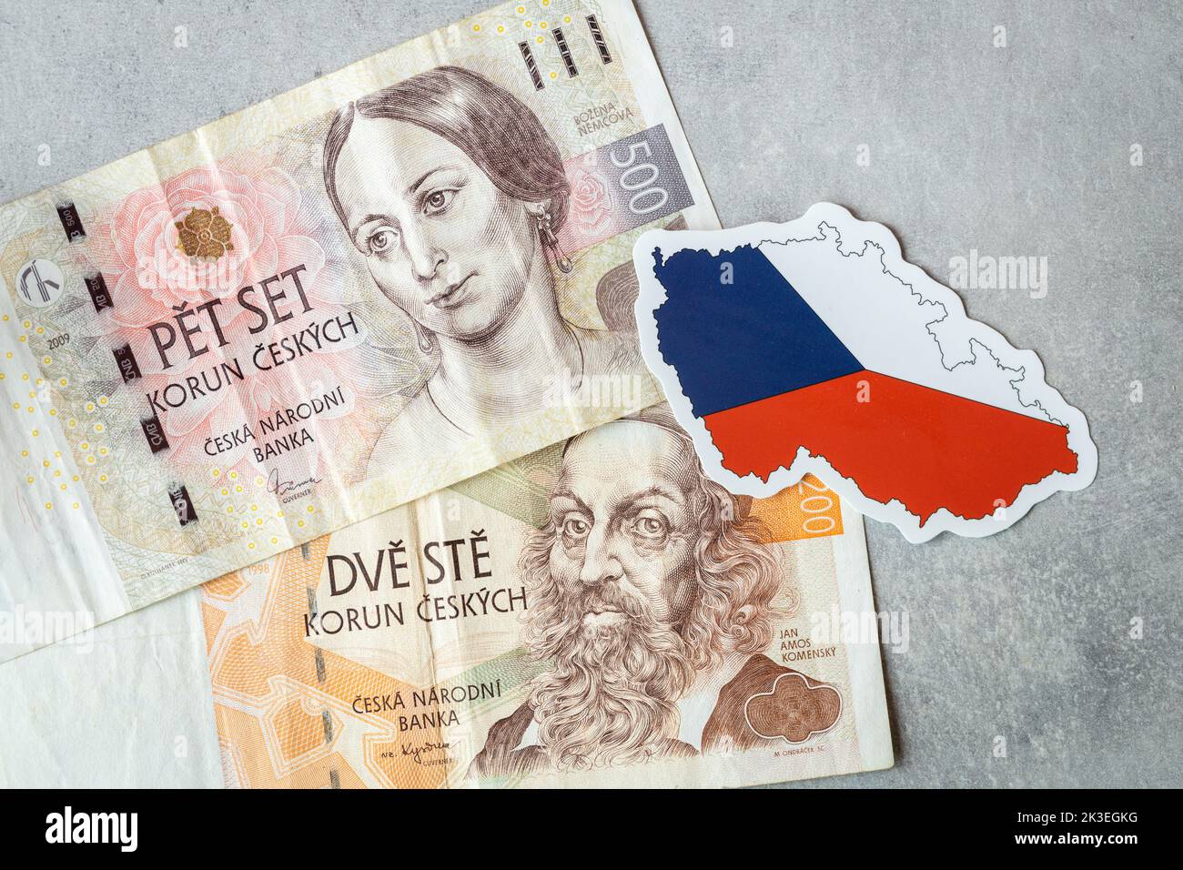 Drapeau tchèque sur fond de monnaie korun, le concept de renforcement ...