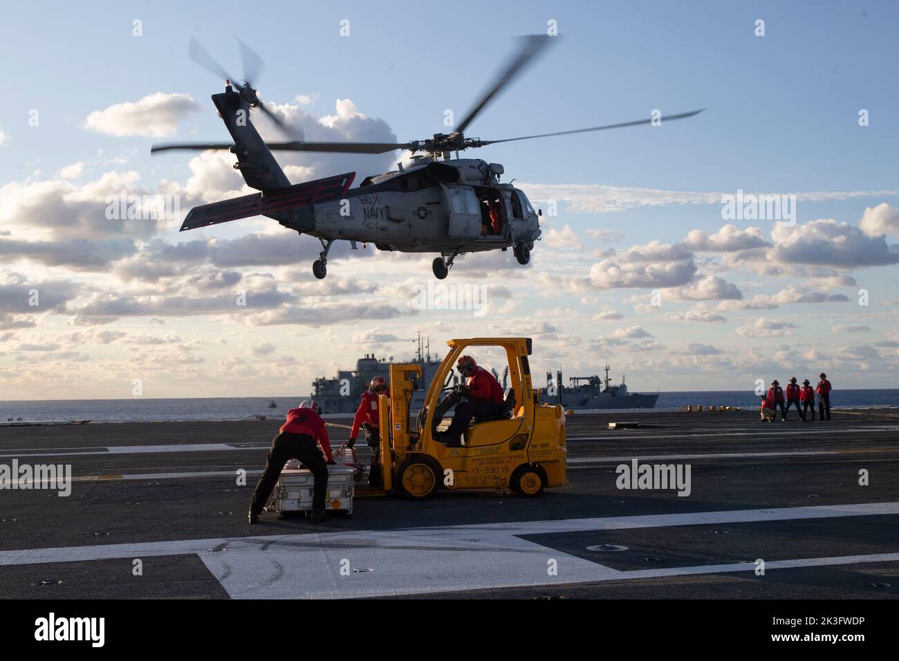 Un MH-60s Nighthawk, attaché aux « Tridents » de l'escadron de combat ...