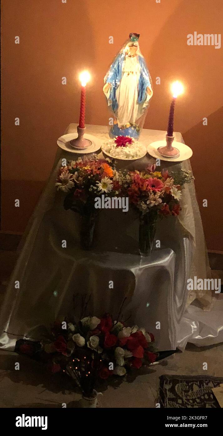 Statue of mary flowers Banque de photographies et d’images à haute ...