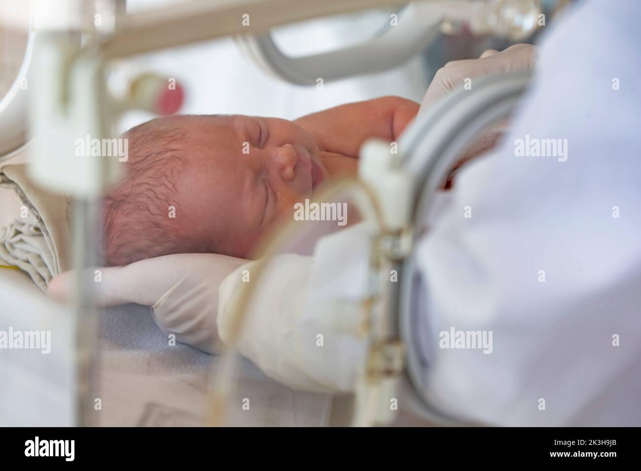 Un nouveau-né se trouve dans des boîtes à l'hôpital. Un enfant dans un ...