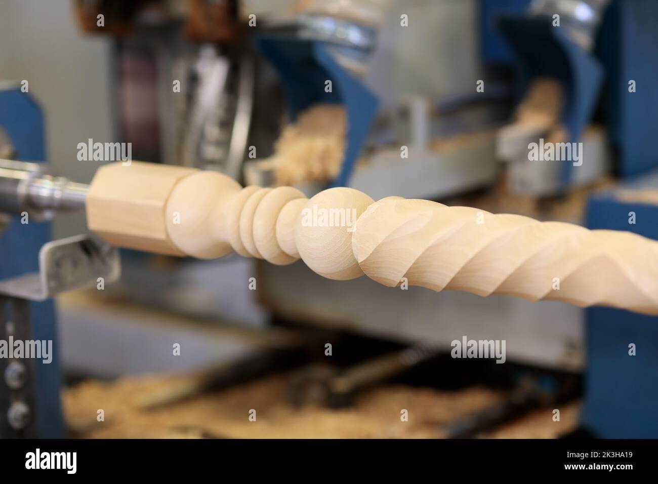 Machine à tourner à bois CNC sculptant un montant de garde-corps Photo ...