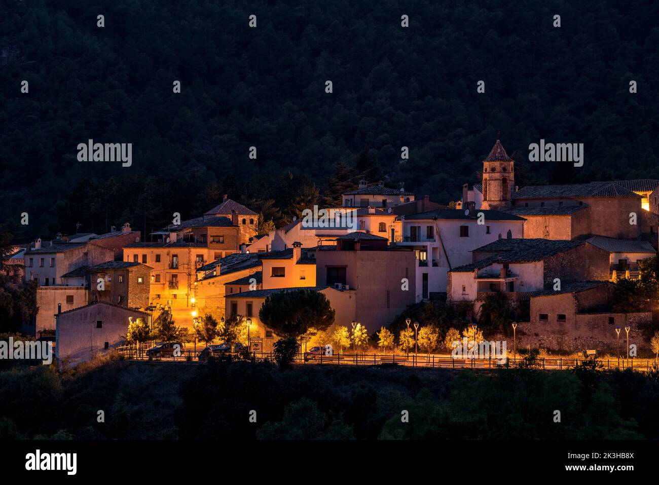 Village de la Febró, à l'heure bleue - nuit, dans les montagnes des ...