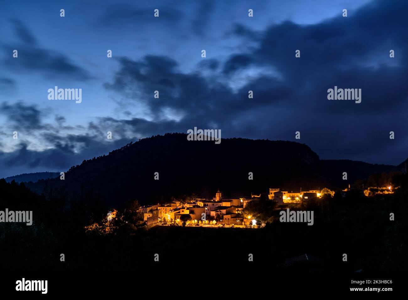 Village de la Febró, à l'heure bleue - nuit, dans les montagnes des ...