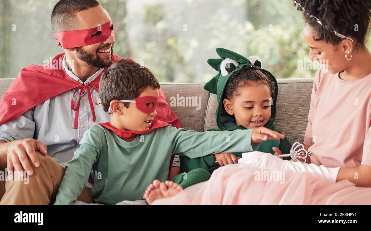 Famille, enfants et halloween avec les enfants et les parents en ...