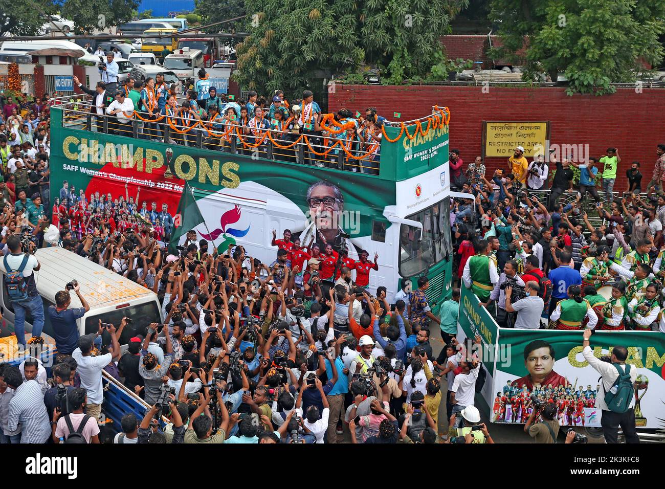 Les membres de l’équipe de football des femmes du Bangladesh, qui a ...