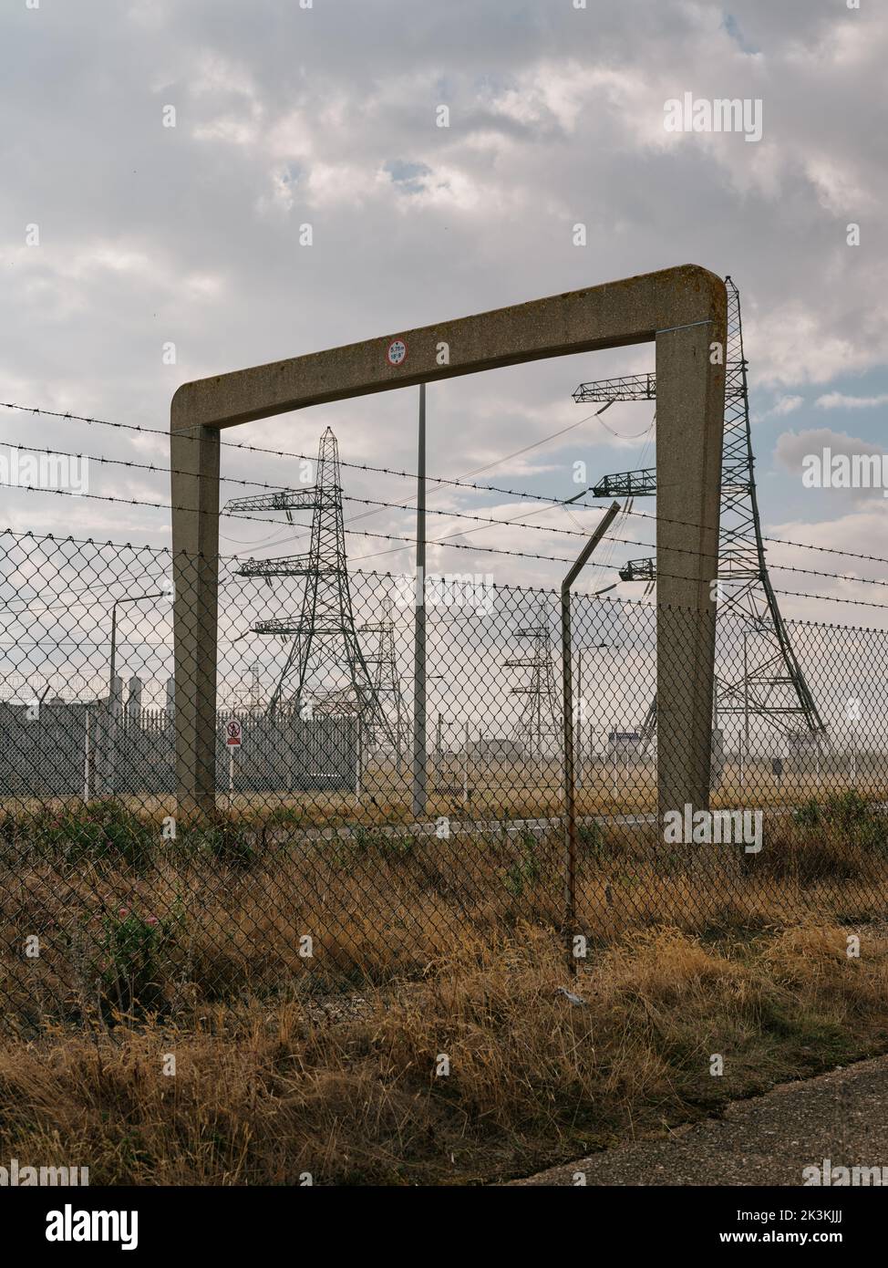 Les pylônes électriques de la centrale nucléaire de Dungeness et une ...