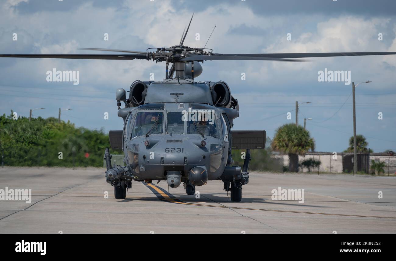 Un hélicoptère-taxi HH-60G Pave Hawk au départ de la base de la Patrick ...