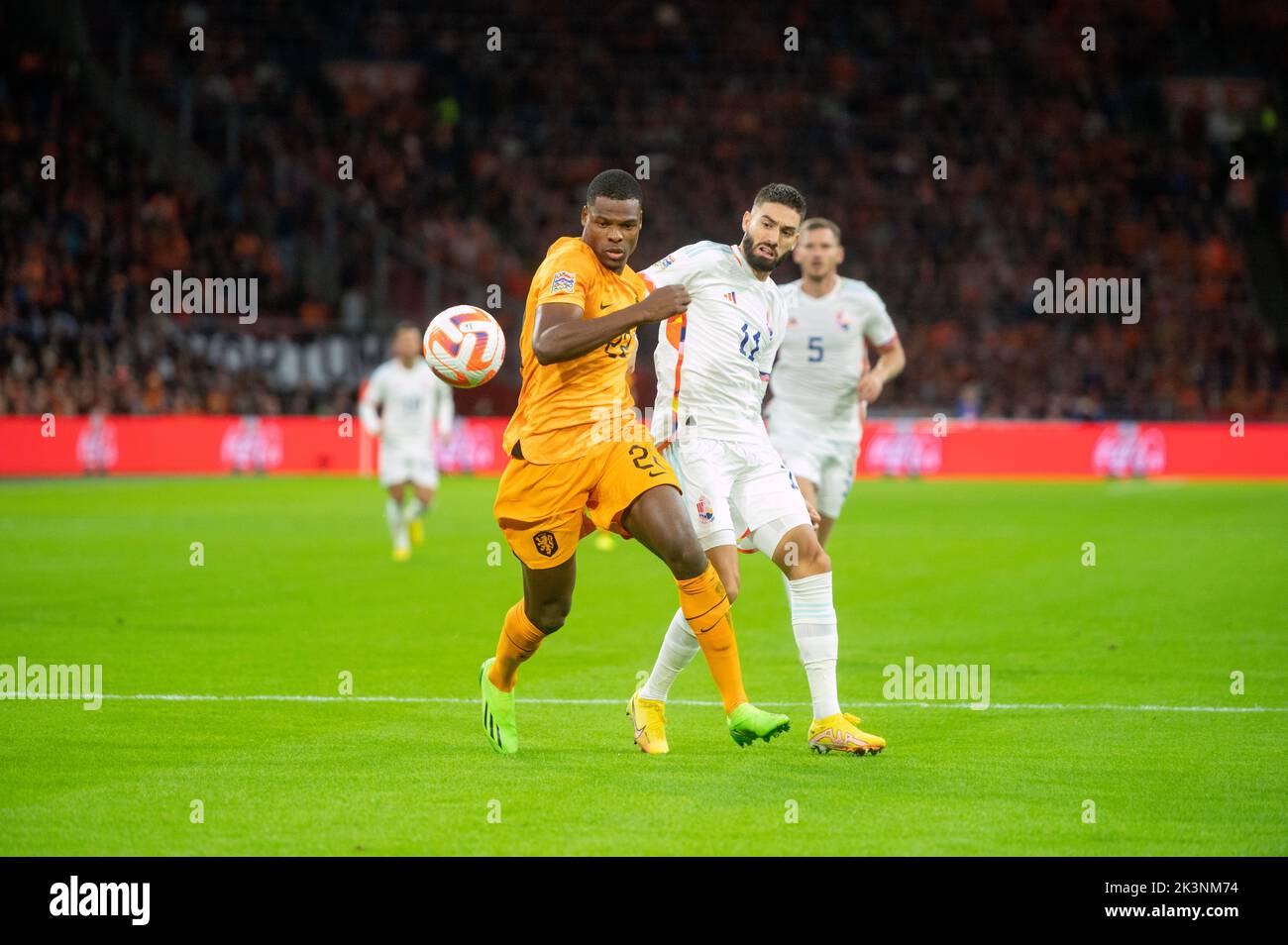 Denzel Dumfries (NED) et Yannick Cassaco (bel) lors du match de la ...