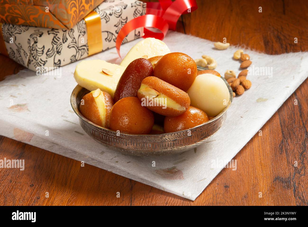 Gulab jamun in syrup Banque de photographies et d’images à haute ...