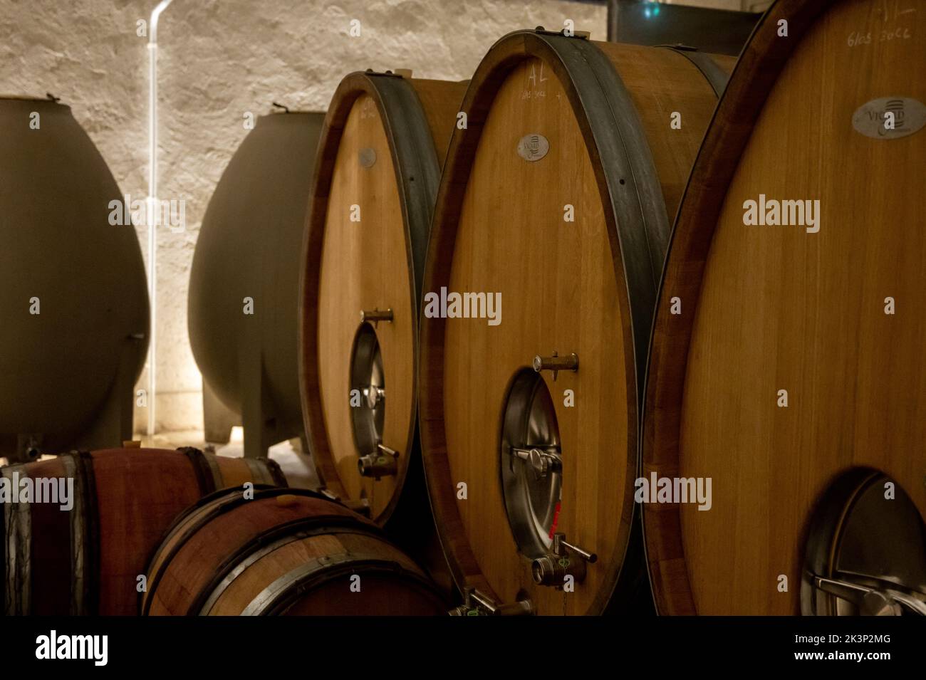 Étapes de production du vin de la fermentation à l'embouteillage ...