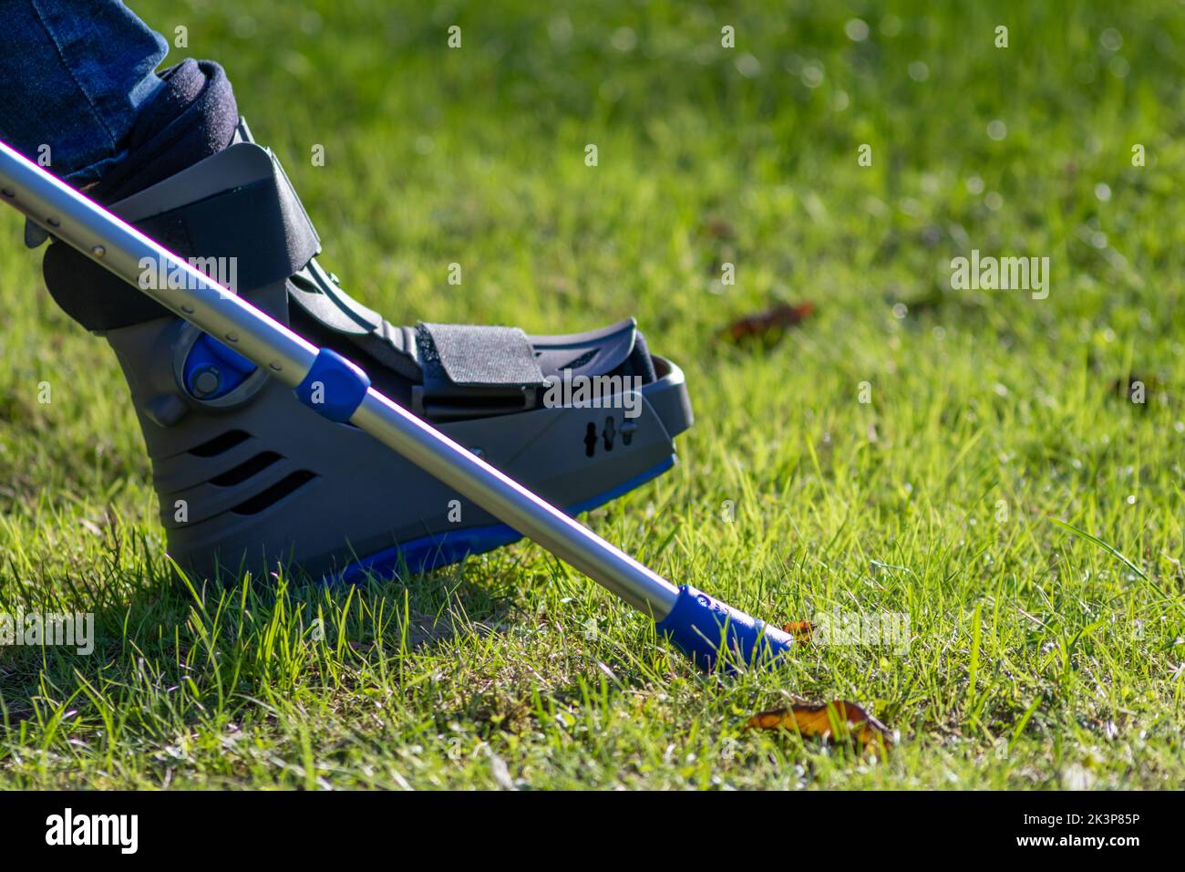 Un garçon avec un pied cassé et une chaussure orthopédique ou un ...