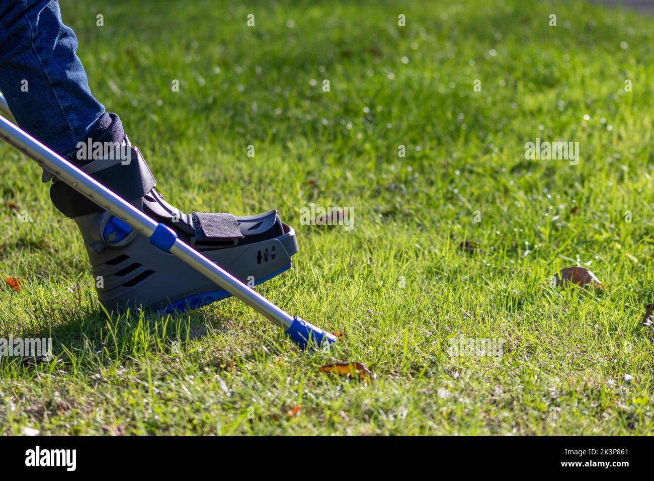 Un garçon avec un pied cassé et une chaussure orthopédique ou un ...