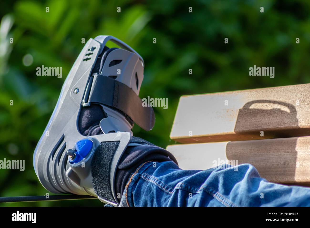 Un garçon avec un pied cassé et une chaussure orthopédique ou un ...