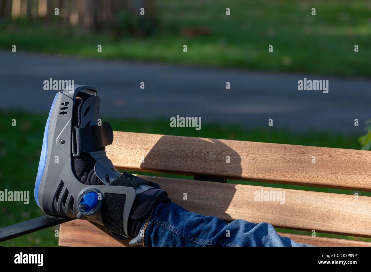 Un garçon avec un pied cassé et une chaussure orthopédique ou un ...