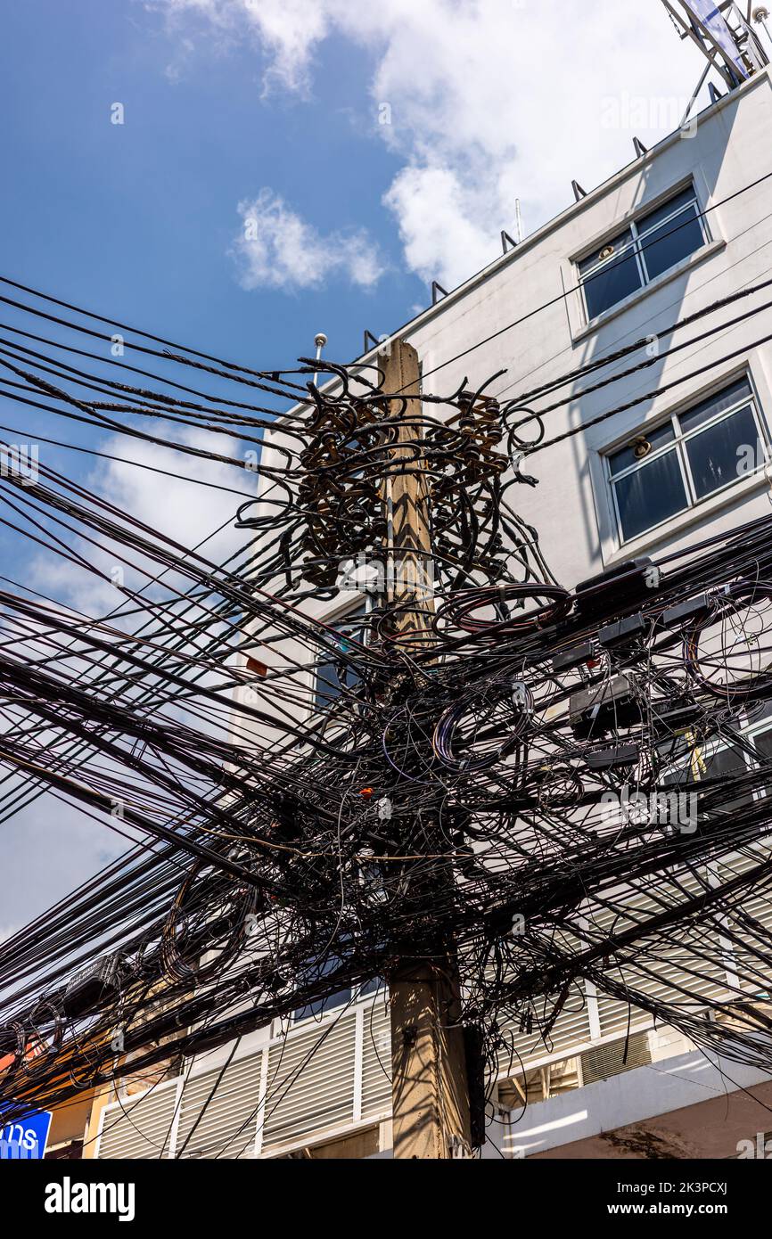 Bangkok, Thaïlande - 13 février 2022: Fils électriques occupés et ...