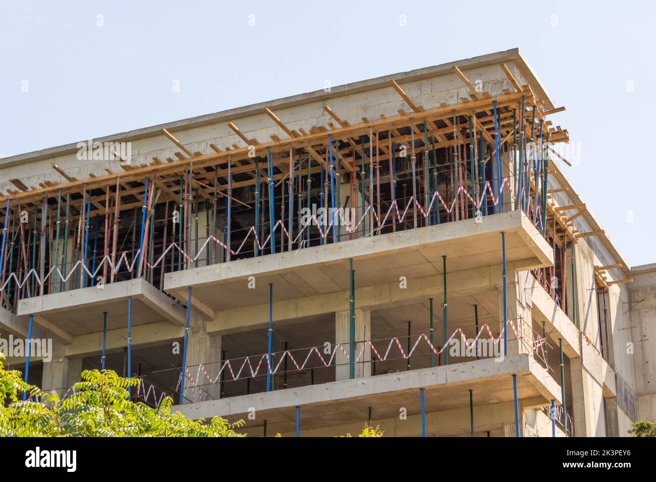 Maison monolithique en construction. Éléments de coffrage en bois pour verser le béton sur un ...