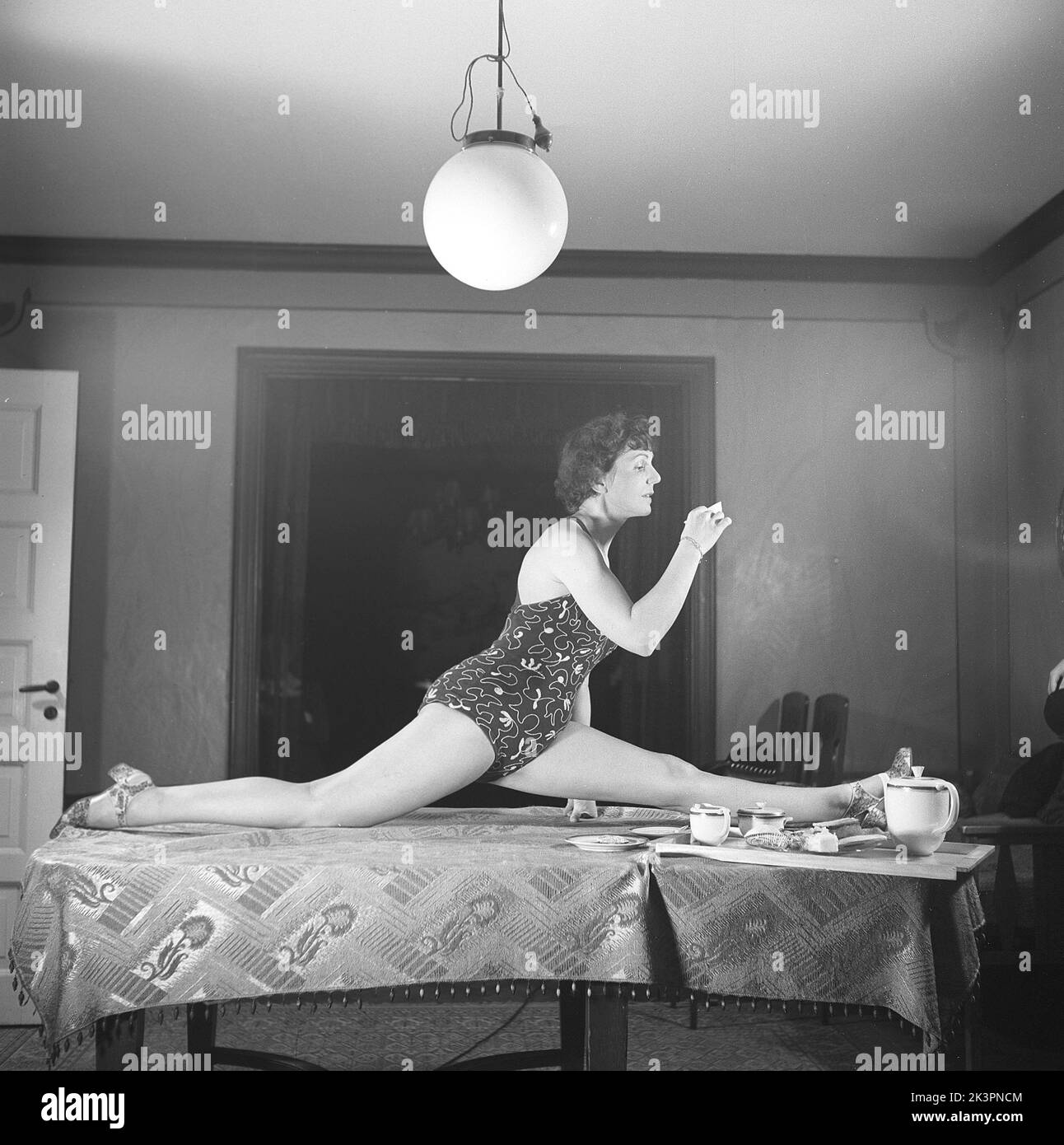 Femme Du 1940s Une Femme Est Vue Pratiquer La Gymnastique Tout En Ayant Une Tasse De Café Elle