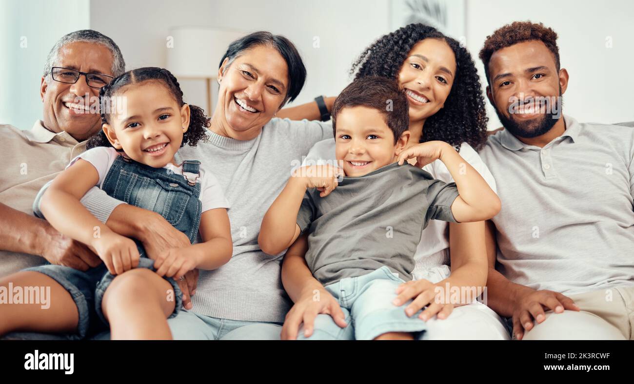 La famille sur le canapé sourit avec les parents, les enfants et leurs ...