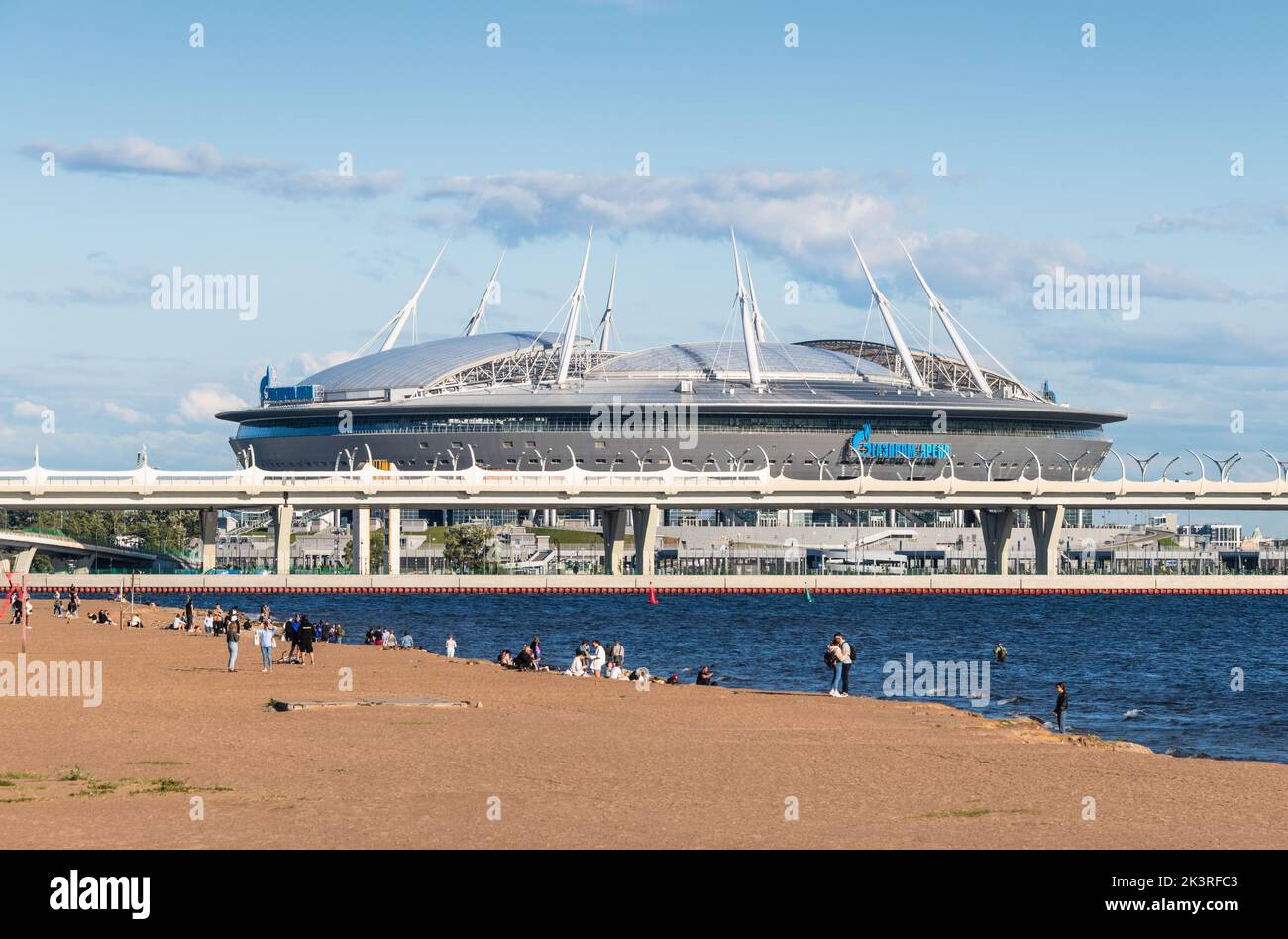 Vue en direction de Gazprom Arena (stade Krestovsky) sur l'île ...