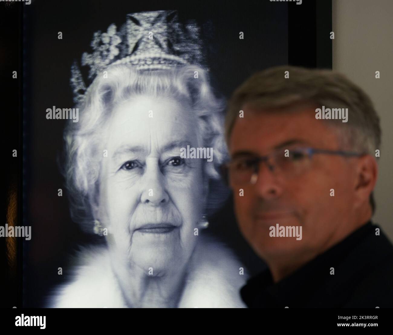 Rob Munday pose à côté d'une pièce de Munday en collaboration avec ...