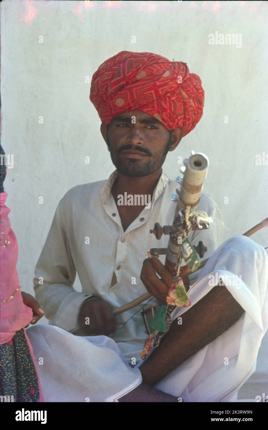 Sarangi player Banque de photographies et d’images à haute résolution ...