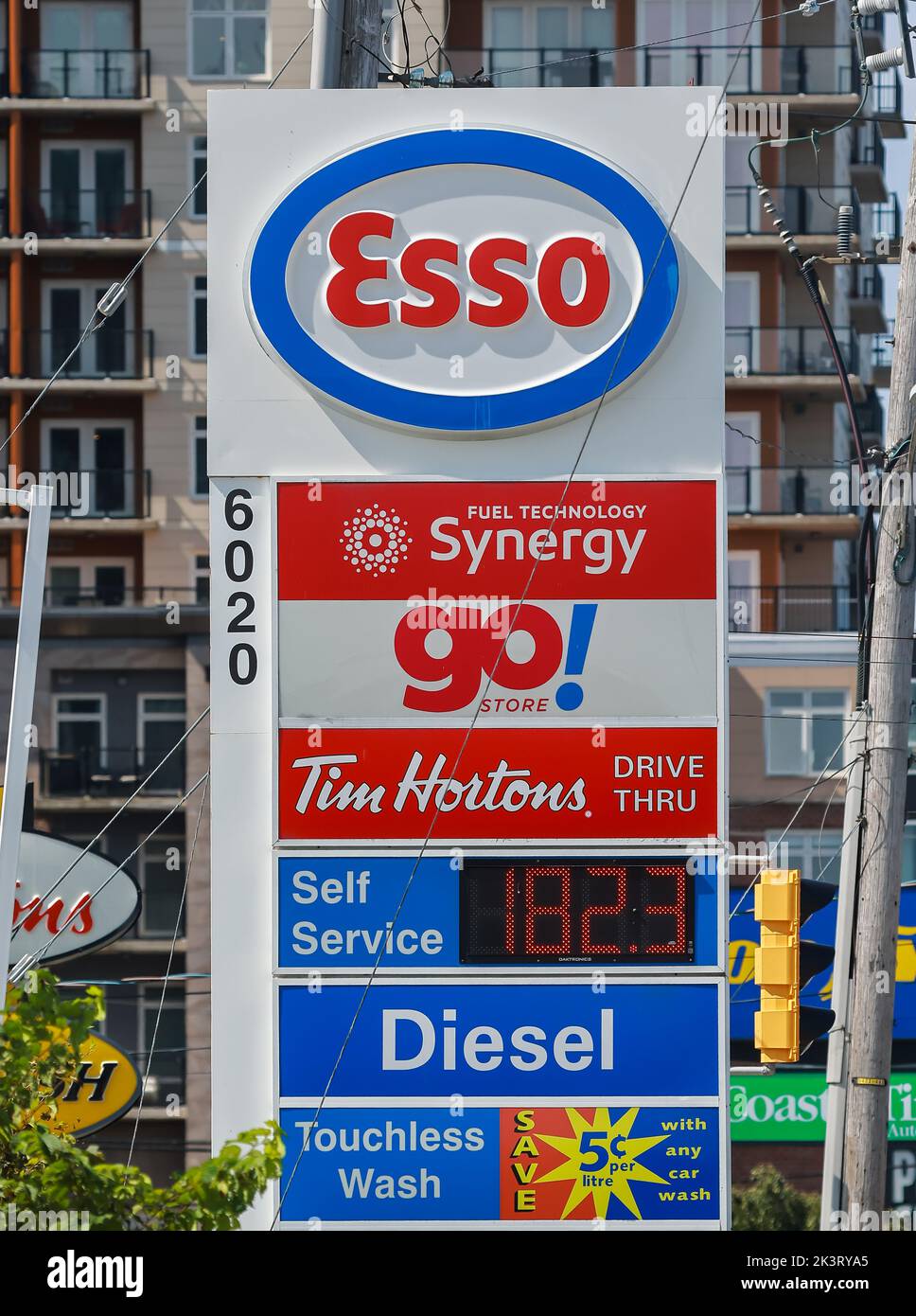 Avant du magasin ESSO Gas Station (ou ExxonMobil). Le prix de l'essence dépasse $2,15 le litre ...