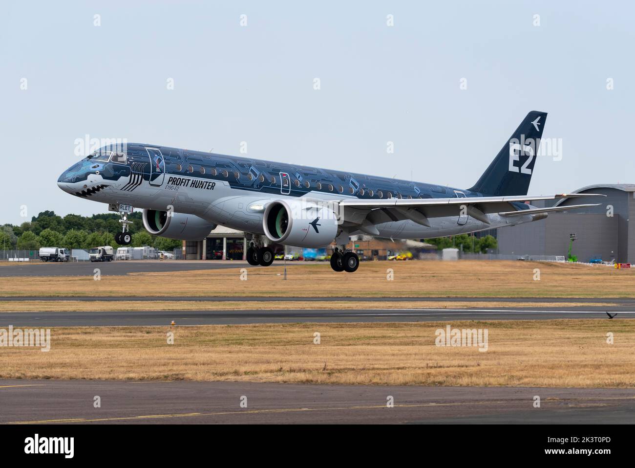 L'avion de ligne Embraer E190-E2 nommé « profit Hunter » débarque après ...